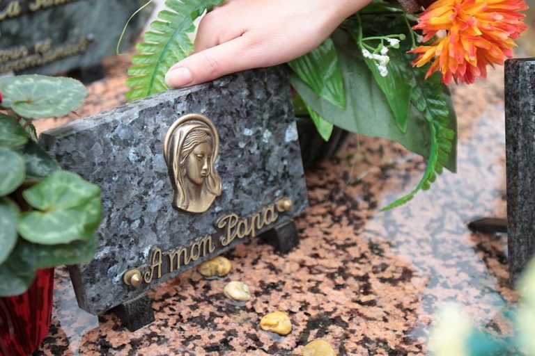 DIY Grave Decoration Ideas That Are Completely Easy To Do!
